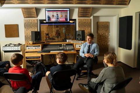 Junior High Science Teacher, Czech Republic - Tes Jobs